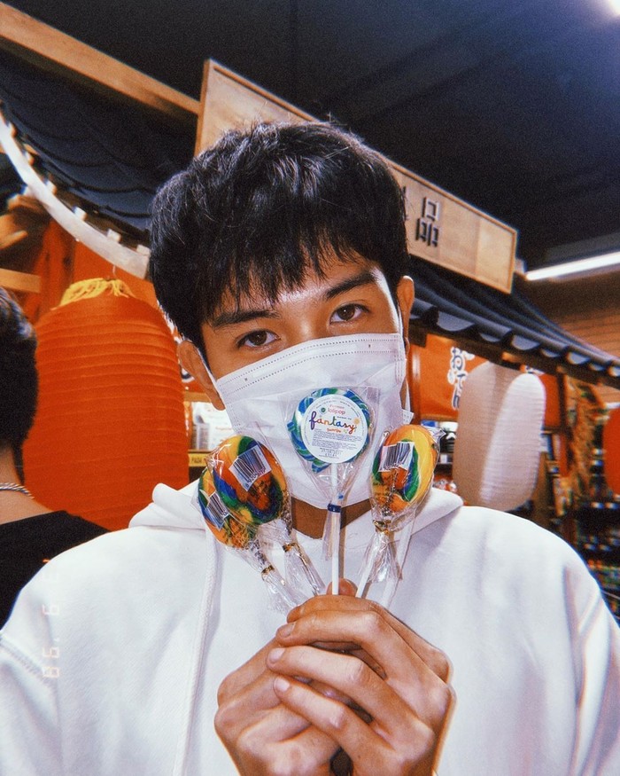 Doyan Ngopi, Ini Pose Keren Julian Jacob saat Menikmati Kopi