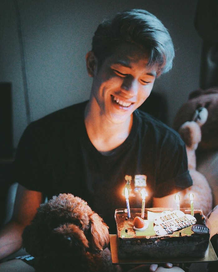 Doyan Ngopi, Ini Pose Keren Julian Jacob saat Menikmati Kopi