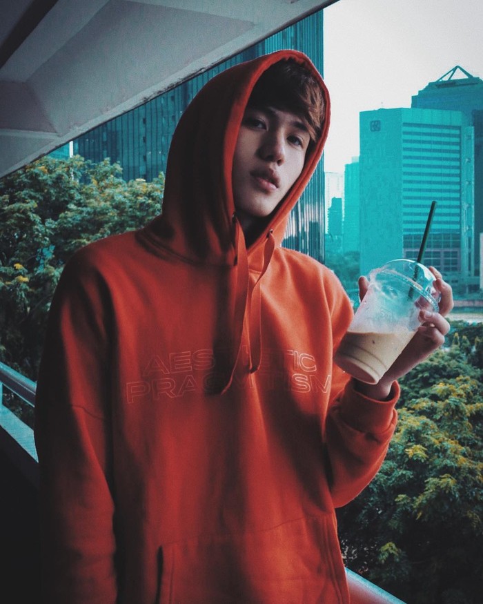 Doyan Ngopi, Ini Pose Keren Julian Jacob saat Menikmati Kopi