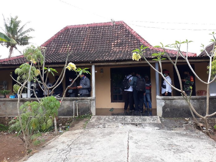 Densus 88 Geledah Rumah Penjual Pakaian di Gunungkidul Densus 88 Geledah Rumah Penjual Pakaian di Gunungkidul