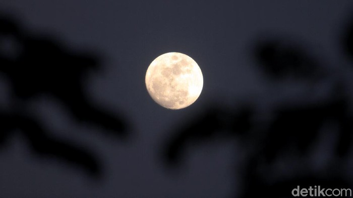 Seperti Ini Penampakan Bulan Purnama di Langit Depok