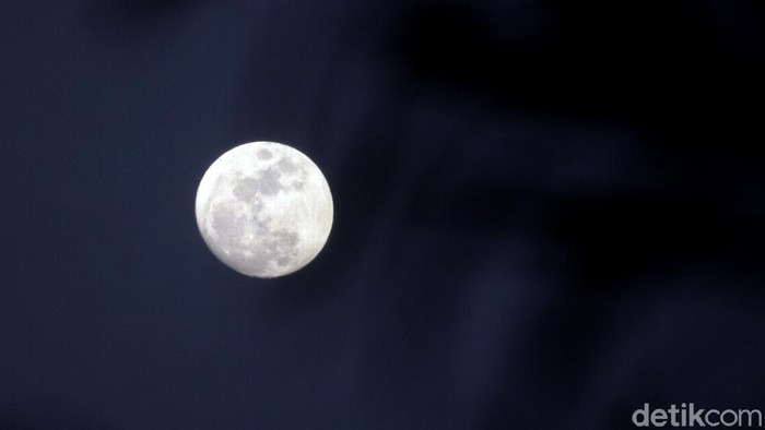 Seperti Ini Penampakan Bulan Purnama di Langit Depok