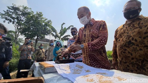 Warga Parungseah Sukabumi Pecahkan Rekor Batik Terpanjang