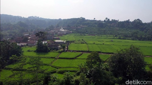 Warga Parungseah Sukabumi Pecahkan Rekor Batik Terpanjang