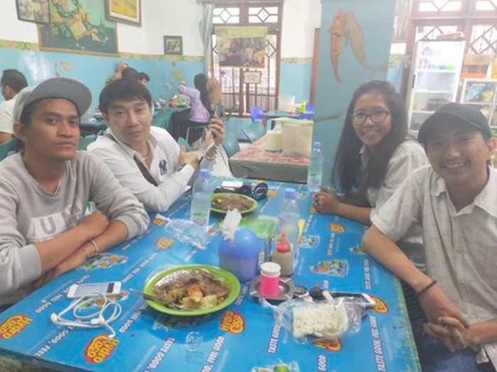 Momen Adjie Notonegoro Makan di Warung hingga Resto Mewah