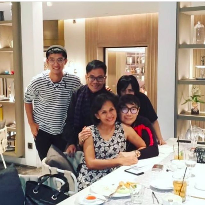 Momen Adjie Notonegoro Makan di Warung hingga Resto Mewah