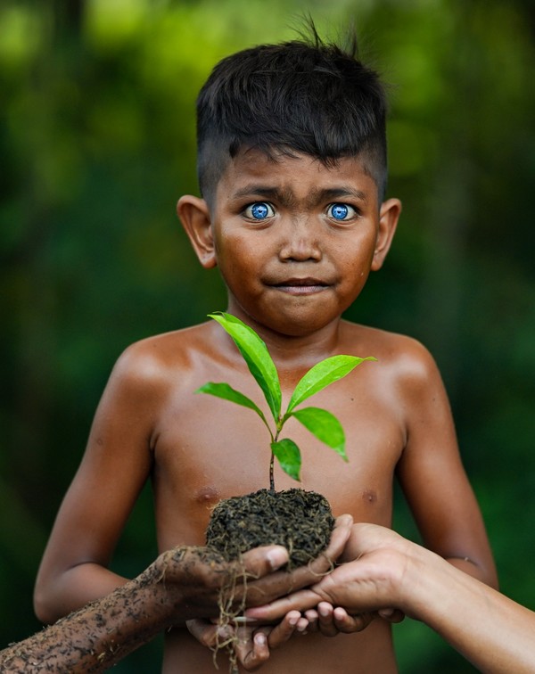 Mereka Dari Suku Suku Di Sulawesi Tenggara Yang Bermata Biru Foto 5
