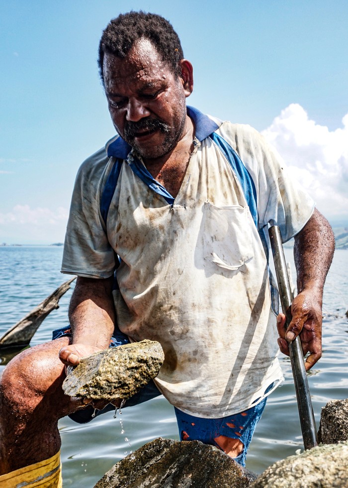 Merawat Tradisi Kapak Batu untuk Mas Kawin di Tanah Papua