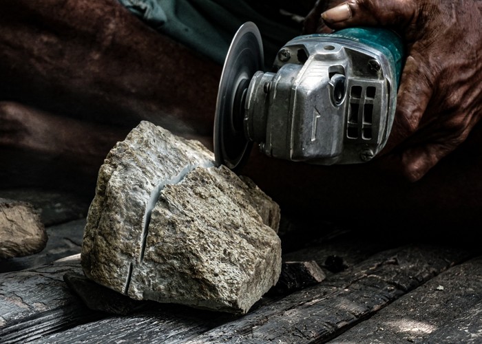 Merawat Tradisi Kapak Batu untuk Mas Kawin di Tanah Papua