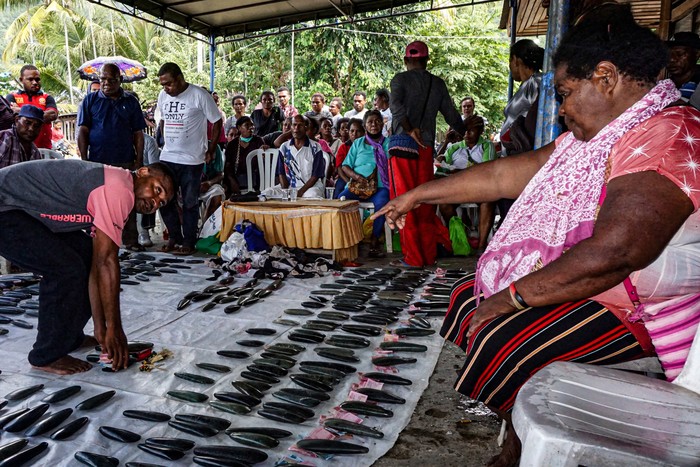 Merawat Tradisi Kapak Batu untuk Mas Kawin di Tanah Papua