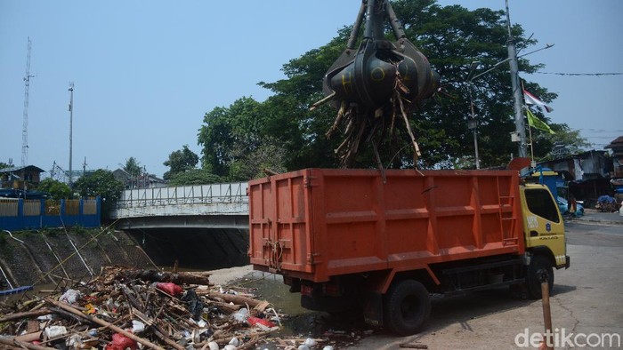 48 Meter Kubik Sampah Diangkut di Pintu Air Manggarai