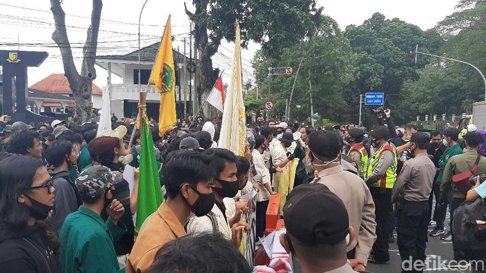 Bakar Ban-Vandalisme Warnai Demo Mahasiswa di Istana Bogor
