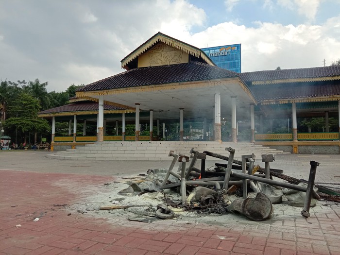 Sejumlah Fasilitas di Lapangan Merdeka Medan Dirusak-Dibakar Sejumlah Fasilitas di Lapangan Merdeka Medan Dirusak-Dibakar