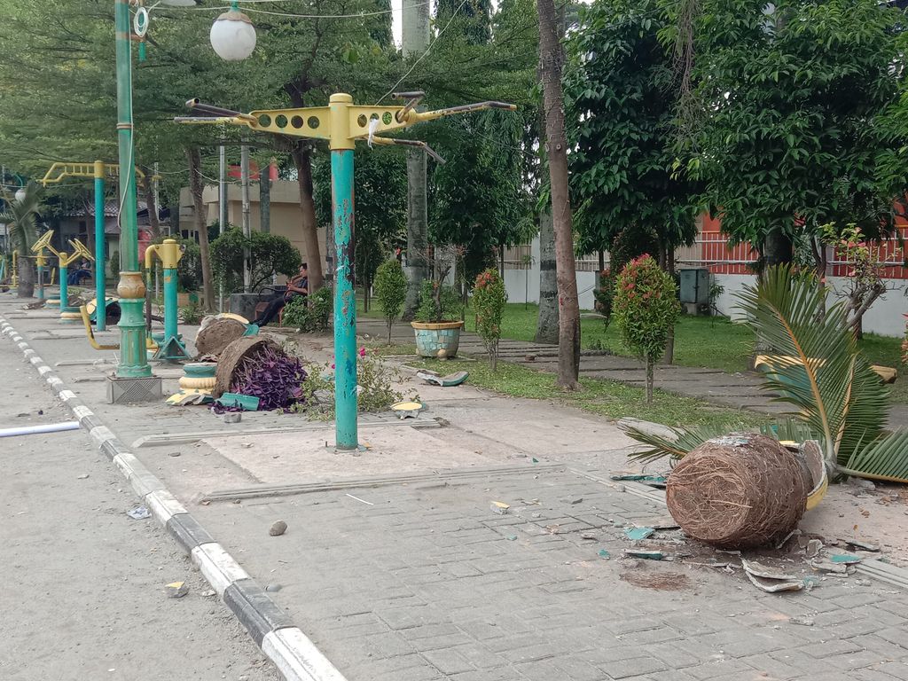 Sejumlah Fasilitas di Lapangan Merdeka Medan Dirusak-Dibakar Sejumlah Fasilitas di Lapangan Merdeka Medan Dirusak-Dibakar