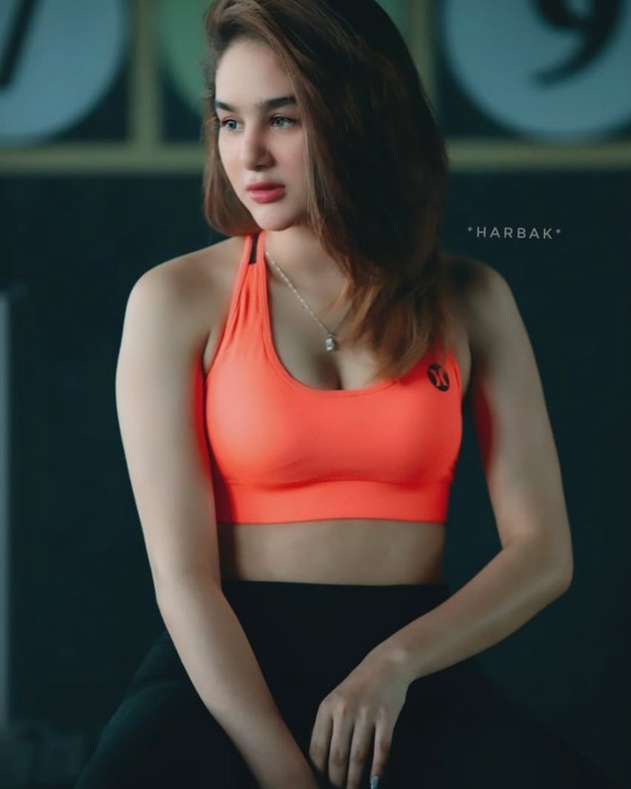 Hana Hanifah Latihan Tinju, Pamer Otot Perut