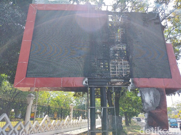 Sisa Ricuh Tolak Omnibus Law di Makassar: Halte-Videotron Rusak Sisa Ricuh Tolak Omnibus Law di Makassar: Halte-Videotron Rusak