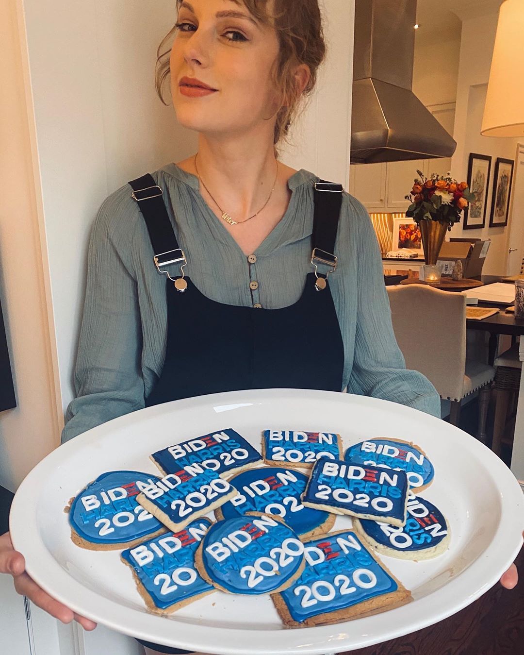 Taylor Swift Bikin Cookies Untuk Dukung Joe Biden dan Kamala Harris Taylor Swift Bikin Cookies Untuk Dukung Joe Biden dan Kamala Harris