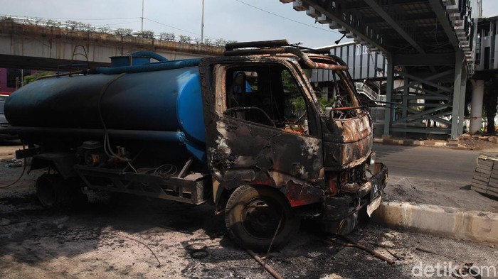 Truk-truk Ini Jadi Korban Demo Rusuh di Jakarta