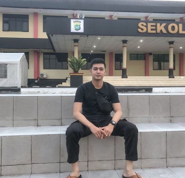 8 Pesona Polisi Ganteng yang Viral Saat Demo Omnibus Law, Bikin Susah Kedip