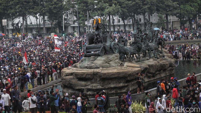 Menjelang Petang, Massa Aksi di Patung Kuda Mulai Ricuh Menjelang Petang, Massa Aksi di Patung Kuda Mulai Ricuh