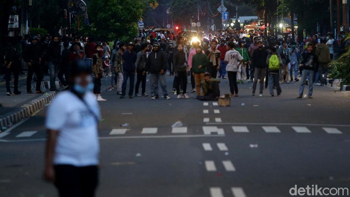 Polisi Bubarkan Massa Demo Ricuh di Kawasan Kebon Sirih