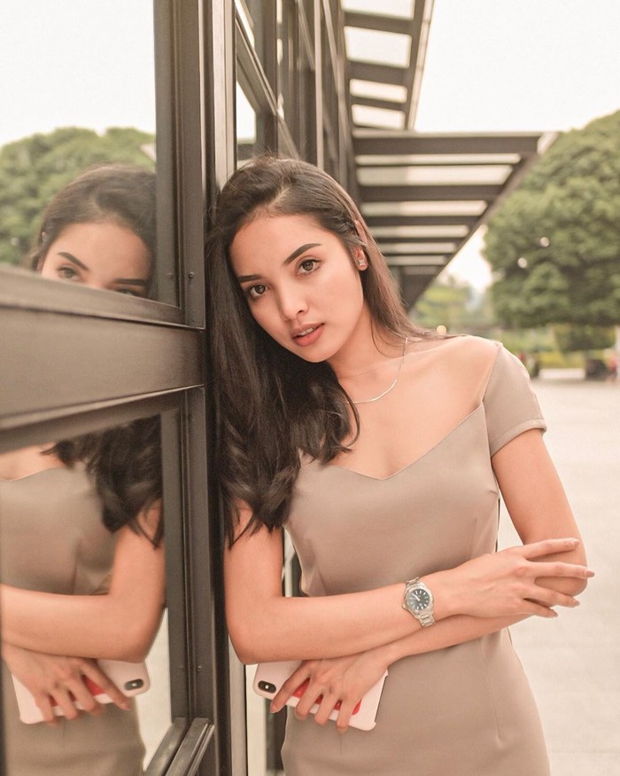 Sisi Asih, Pramugari Cantik yang Boleh Dipeluk Fans dengan Syarat!