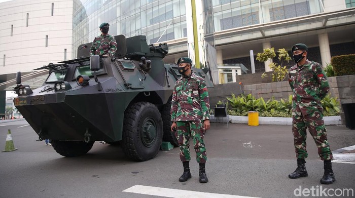 Ada Demo, Rantis Andalan TNI Siaga di Pusat Perbelanjaan Ibu Kota