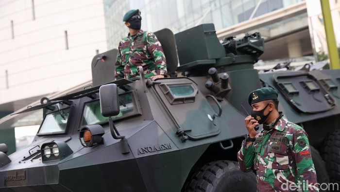 Ada Demo, Rantis Andalan TNI Siaga di Pusat Perbelanjaan Ibu Kota