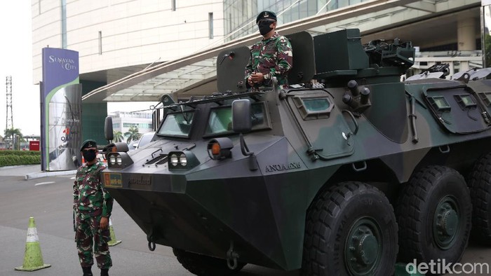 Ada Demo, Rantis Andalan TNI Siaga di Pusat Perbelanjaan Ibu Kota