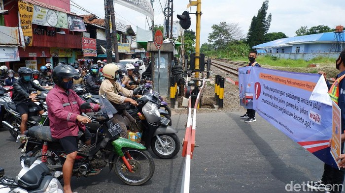 Relawan KAI Sosialisasi Tertib Berlalu Lintas di Perlintasan Sebidang