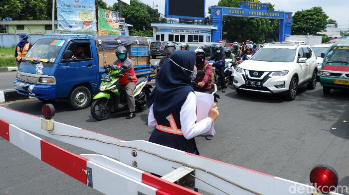 Relawan KAI Sosialisasi Tertib Berlalu Lintas di Perlintasan Sebidang