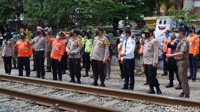 Relawan KAI Sosialisasi Tertib Berlalu Lintas di Perlintasan Sebidang