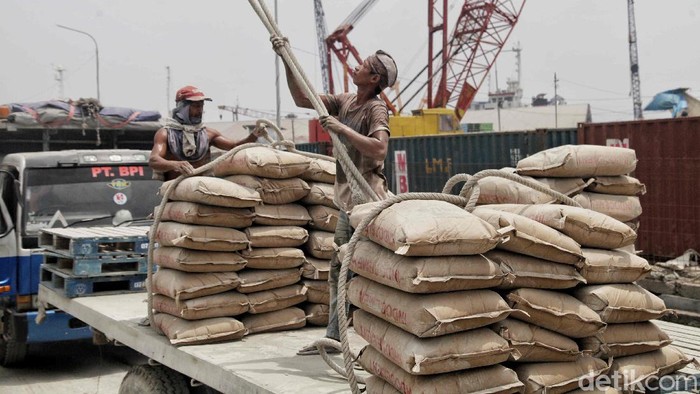 Aktivitas Buruh Kasar di Tengah Polemik UU Cipta Kerja