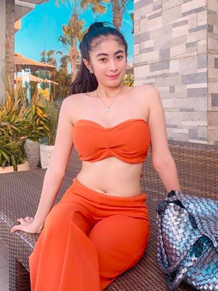 Pose Menggoda Nindya Athalia Putri