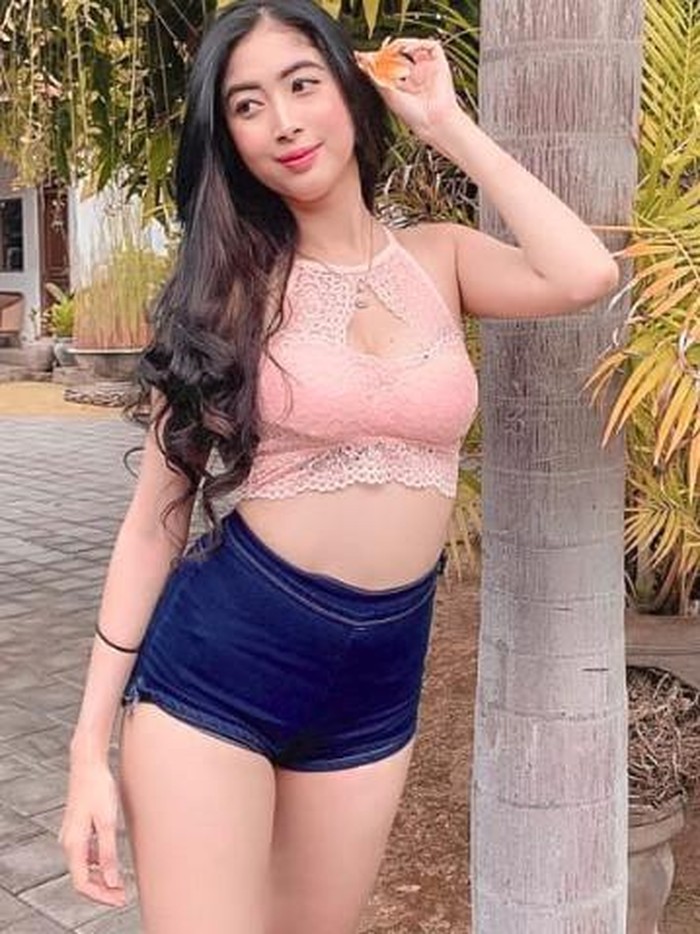 Pose Menggoda Nindya Athalia Putri