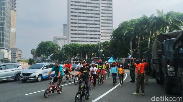DKI PSBB Transisi, Bundaran HI Dipadati Warga yang Berolahraga Pagi Ini DKI PSBB Transisi, Bundaran HI Dipadati Warga yang Berolahraga Pagi Ini