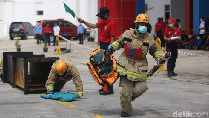 Foto Adu Tangkas Anggota Pemadam Kebakaran