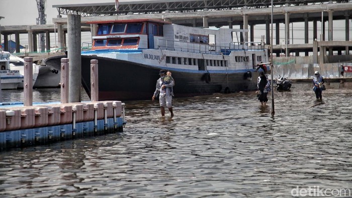 Potret Banjir Rob yang Kembali Terjang Muara Angke
