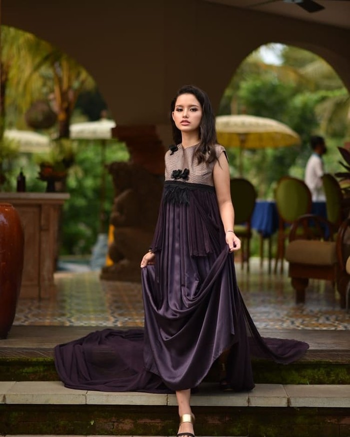 7 Potret Cantiknya Sarah Menzel yang Bikin Azriel Hermansyah Kesemsem