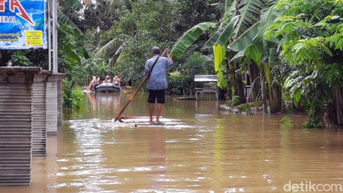 Banjir Rendam Delapan Desa di Cilacap Banjir Rendam Delapan Desa di Cilacap