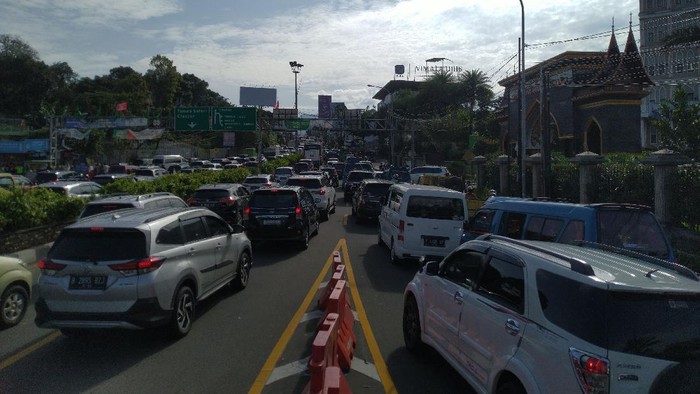Jalur Puncak Bogor Macet Pagi Ini, Polisi Berlakukan One Way Jalur Puncak Bogor Macet Pagi Ini, Polisi Berlakukan One Way