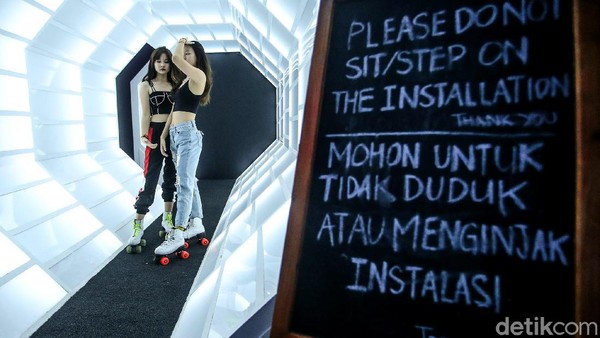 Eksis Bersepatu Roda di Moja Jakarta