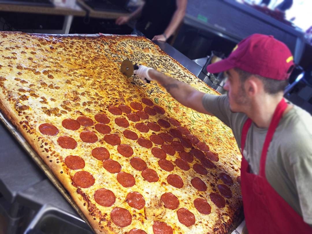Pizza Terbesar di Dunia Selebar 1,3 Meter Ini Bisa Diantar ke Rumah! Pizza Terbesar di Dunia Selebar 1,3 Meter Ini Bisa Diantar ke Rumah!