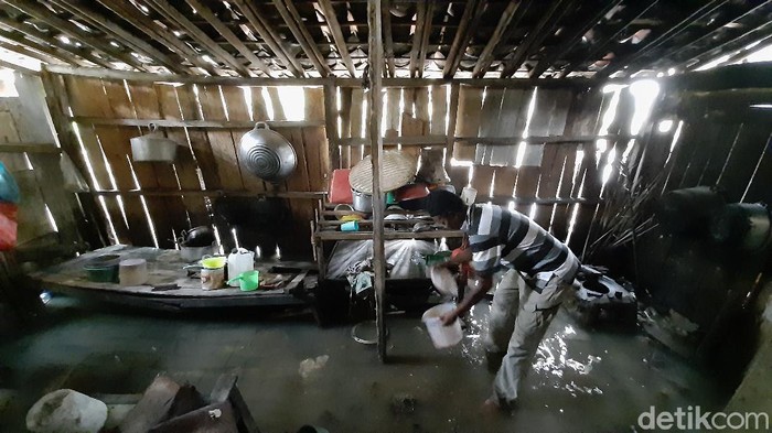 Banjir di Cilacap Perlahan Surut, Warga Mulai Tinggalkan Pengungsian Banjir di Cilacap Perlahan Surut, Warga Mulai Tinggalkan Pengungsian