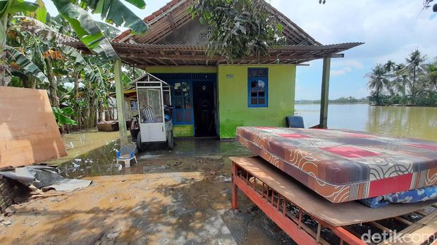 Banjir di Cilacap Perlahan Surut, Warga Mulai Tinggalkan Pengungsian Banjir di Cilacap Perlahan Surut, Warga Mulai Tinggalkan Pengungsian