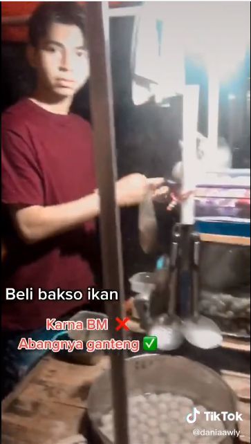 Heboh! Tukang Bakso Ikan Mirip Artis Raffi Ahmad Heboh! Tukang Bakso Ikan Mirip Artis Raffi Ahmad