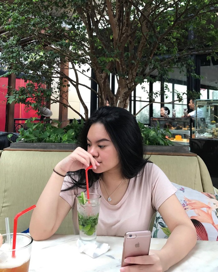 Cantiknya Shafa Harris Saat Minum Es Kelapa di Tepi Pantai