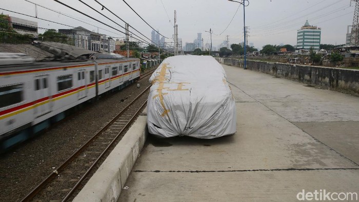 Jalan Inspeksi Kanal Banjir Barat Kini Jadi Parkiran Umum