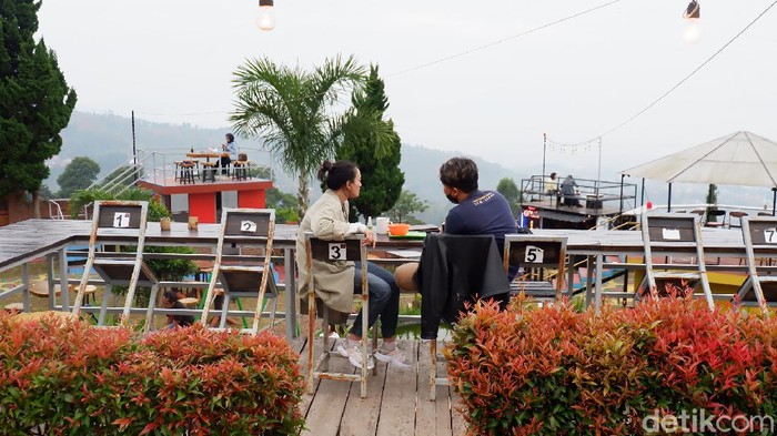 Potret Keindahan Kota Bandung di Wisata Kuliner Caringin Tilu