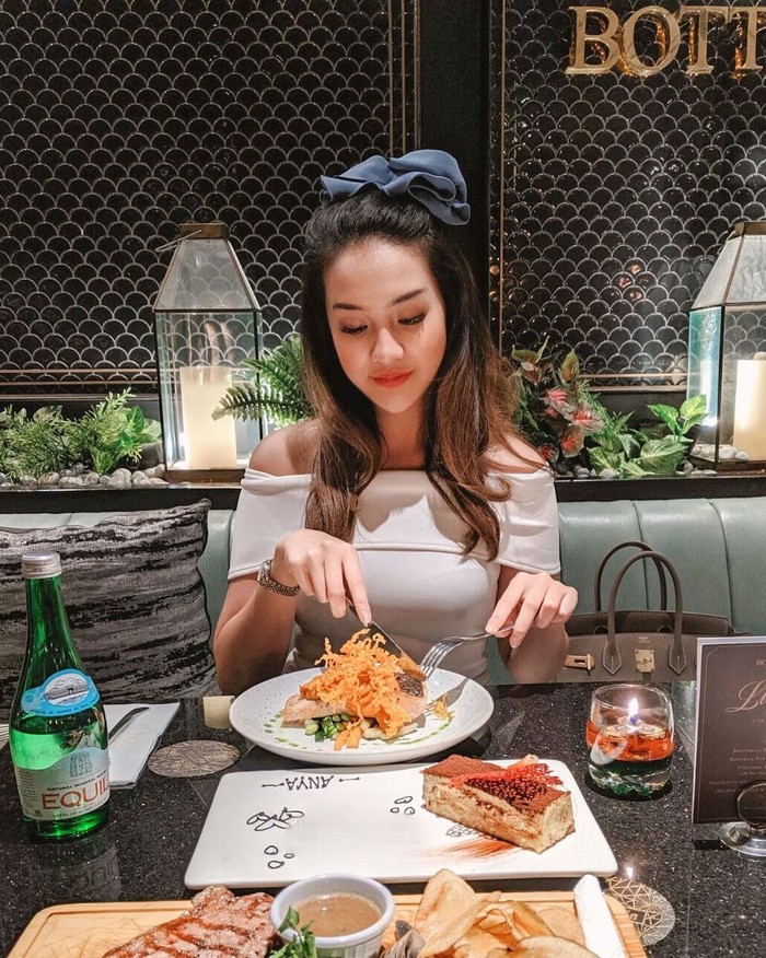 Pose Seksi Anya Geraldine saat Nongkrong di Kafe Instagenik